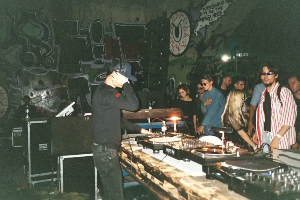 ¿Qué es una fiesta rave? – DJ Cubillan